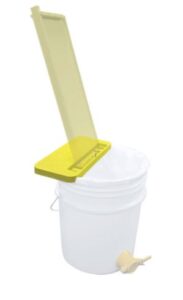 Combcapper acts as a frame rest to holds shallow, medium & deep frames